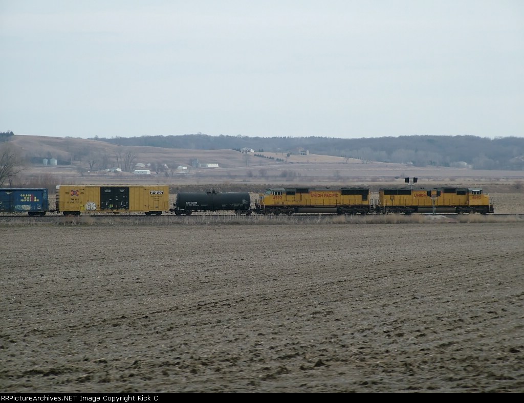UP 4561 & 4592 Lead a WB Manifest